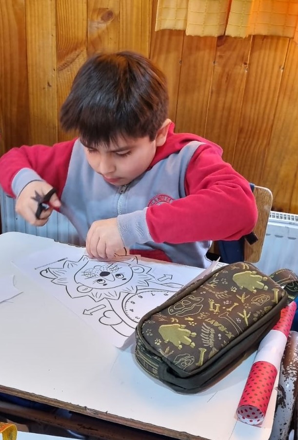 Fabrican relojes análogos – Escuela Nido de Cisnes – Astilleros, Dalcahue