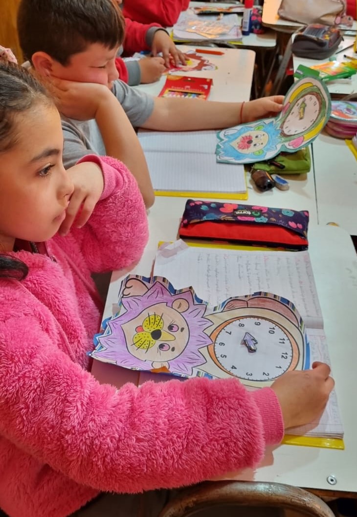 Fabrican relojes análogos – Escuela Nido de Cisnes – Astilleros, Dalcahue