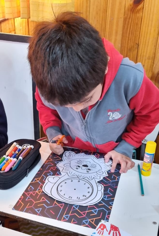 Fabrican relojes análogos – Escuela Nido de Cisnes – Astilleros, Dalcahue